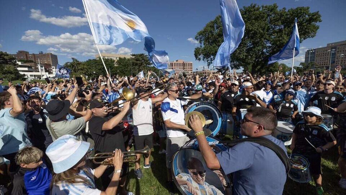 Banderazo multitudinario de los hinchas argentinos en Kansas City antes ...