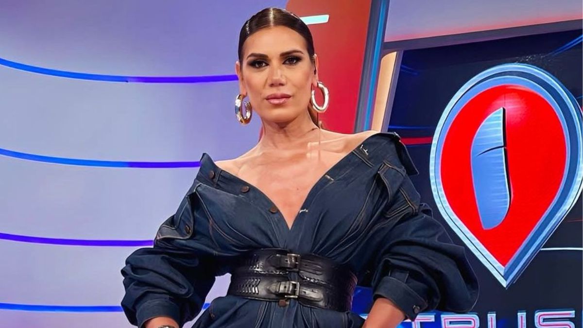 A sus 49 años, Florencia de la V se muestra en mini cinturón ultra XS ...