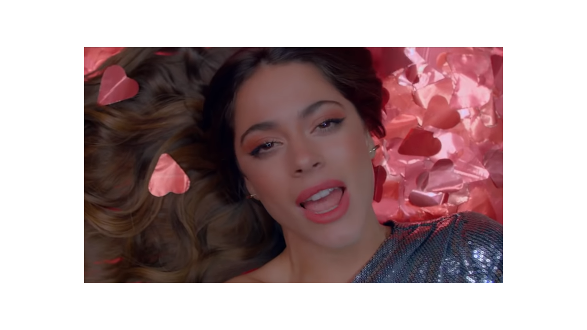 Tini presentó un divertido y sensual videoclip de la canción Suéltate ...