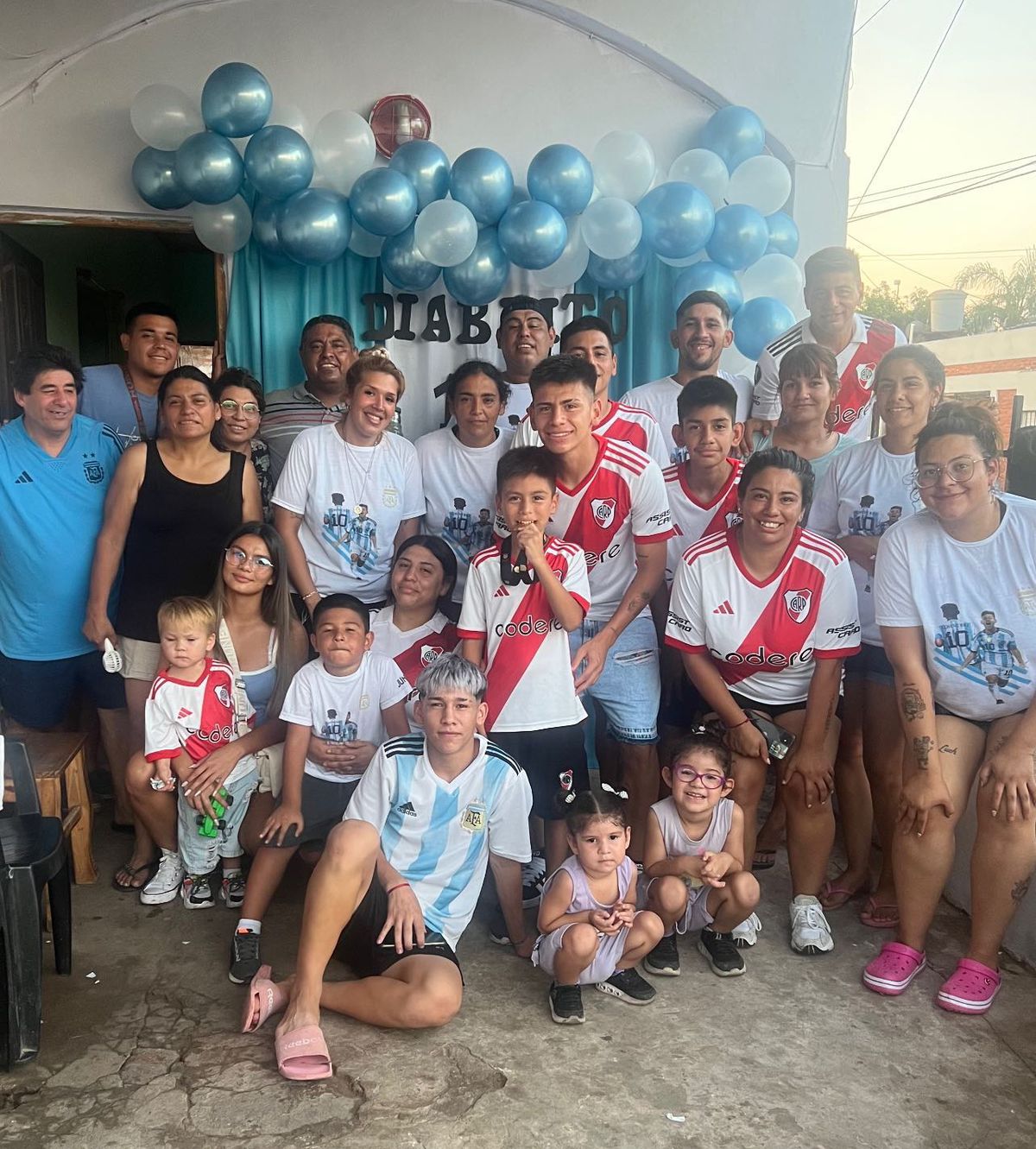 Claudio Echeverri se aleja de River y se acerca al Manchester City