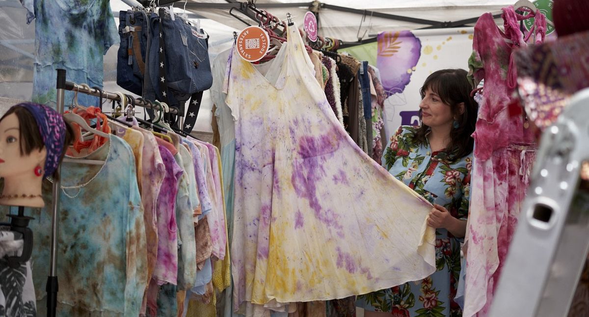 Cinco emprendedores reciclan telas y plásticos para fabricar ropa ...