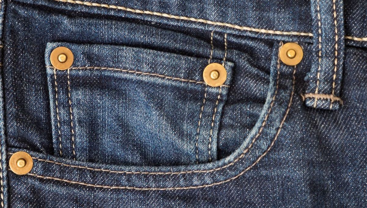 Para qué sirve y qué significa los botones metálicos en los jeans