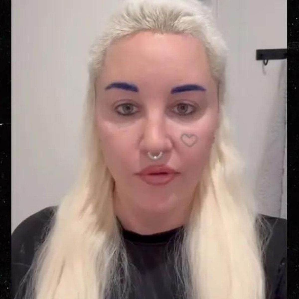 Con el rostro tatuado, así se ve hoy la actriz Amanda Bynes