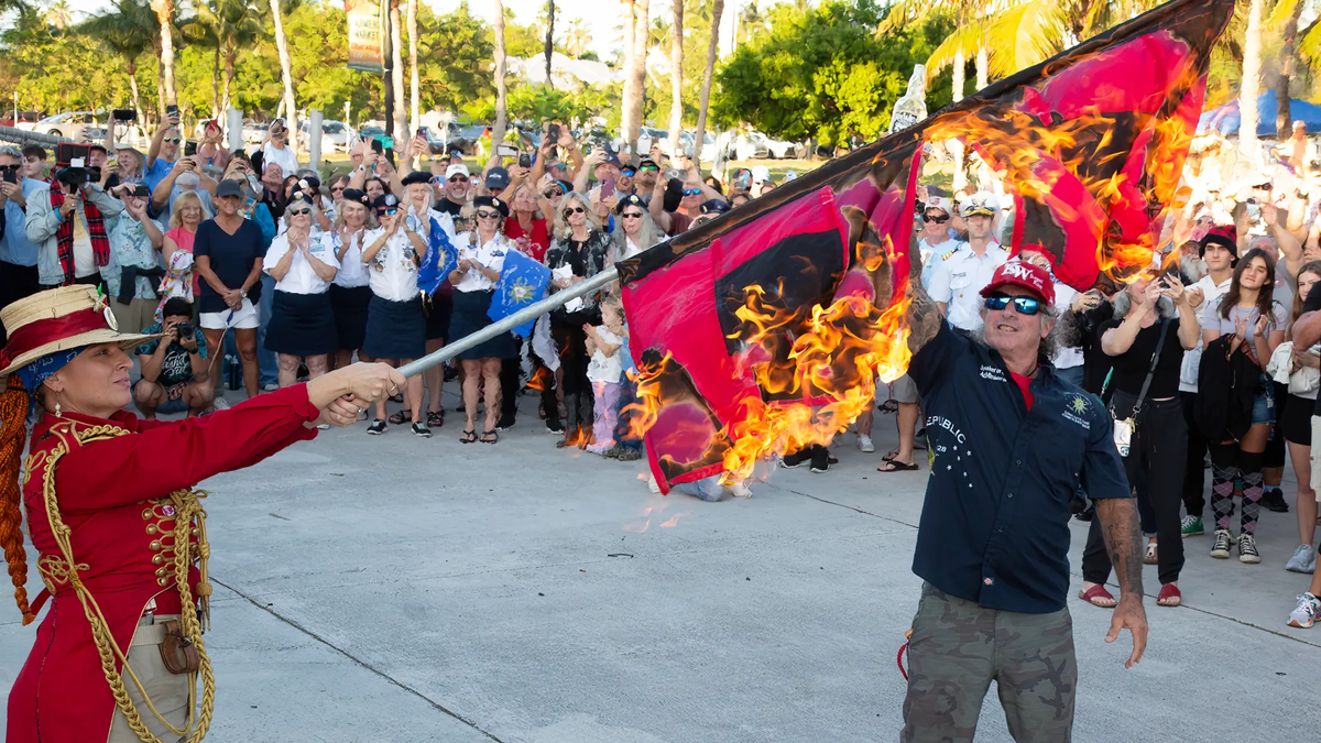 Quemaron banderas en Florida, Estados Unidos, para festejar la ...