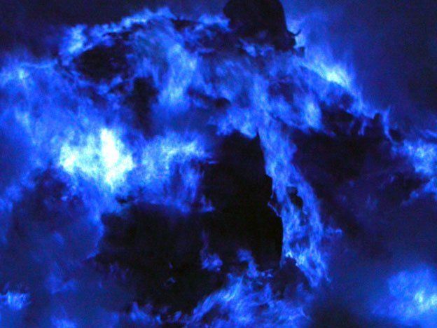 La impresionante lava azul de un volcán indonesio