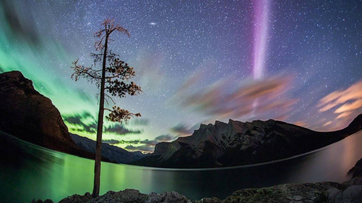 Una franja de luz morada en el cielo busca explicación científica