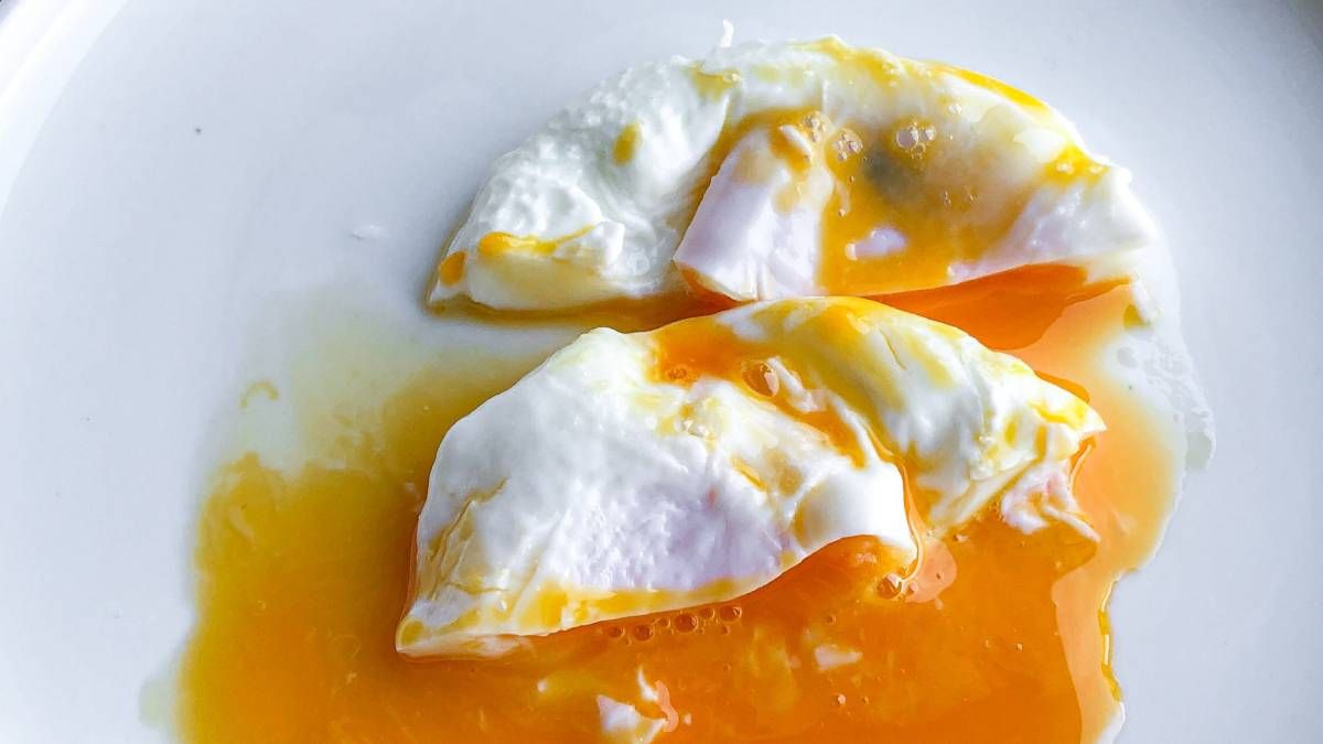 Huevo poché: la receta tradicional y la versión fácil con papel film ...