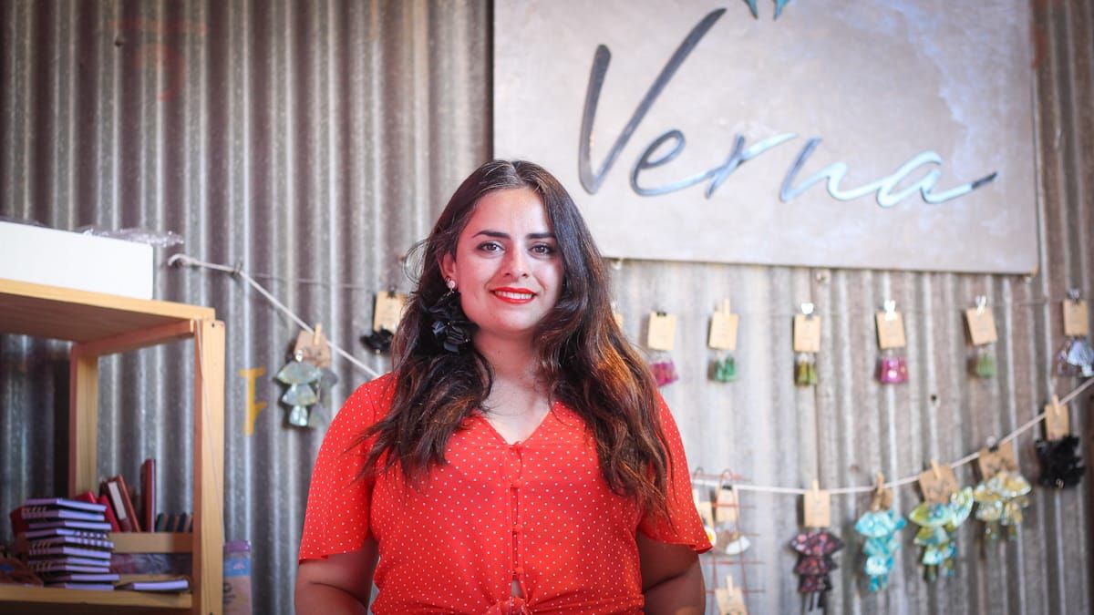 Una joven mendocina recicla residuos electrónicos y diseña joyería ...