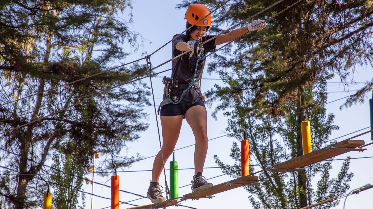 Reabrieron la hostería del Dique Cipolletti con nuevo espacio gastronómico y un parque aéreo