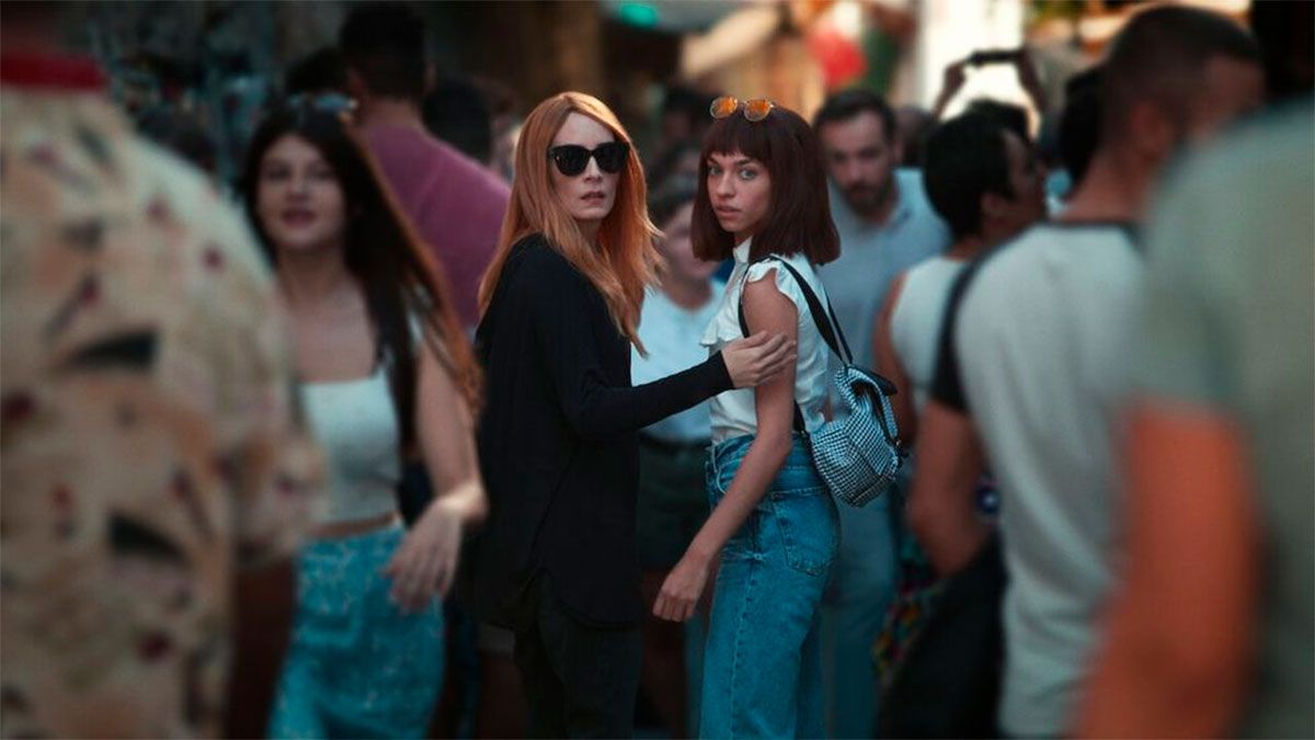 La nueva serie de Netflix, con una madre y una hija fugitivas, promete ...