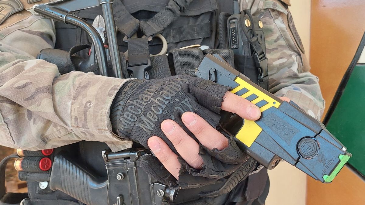 Cómo usar las pistolas Taser: Mercedes Rus instruyó a la Policía ...