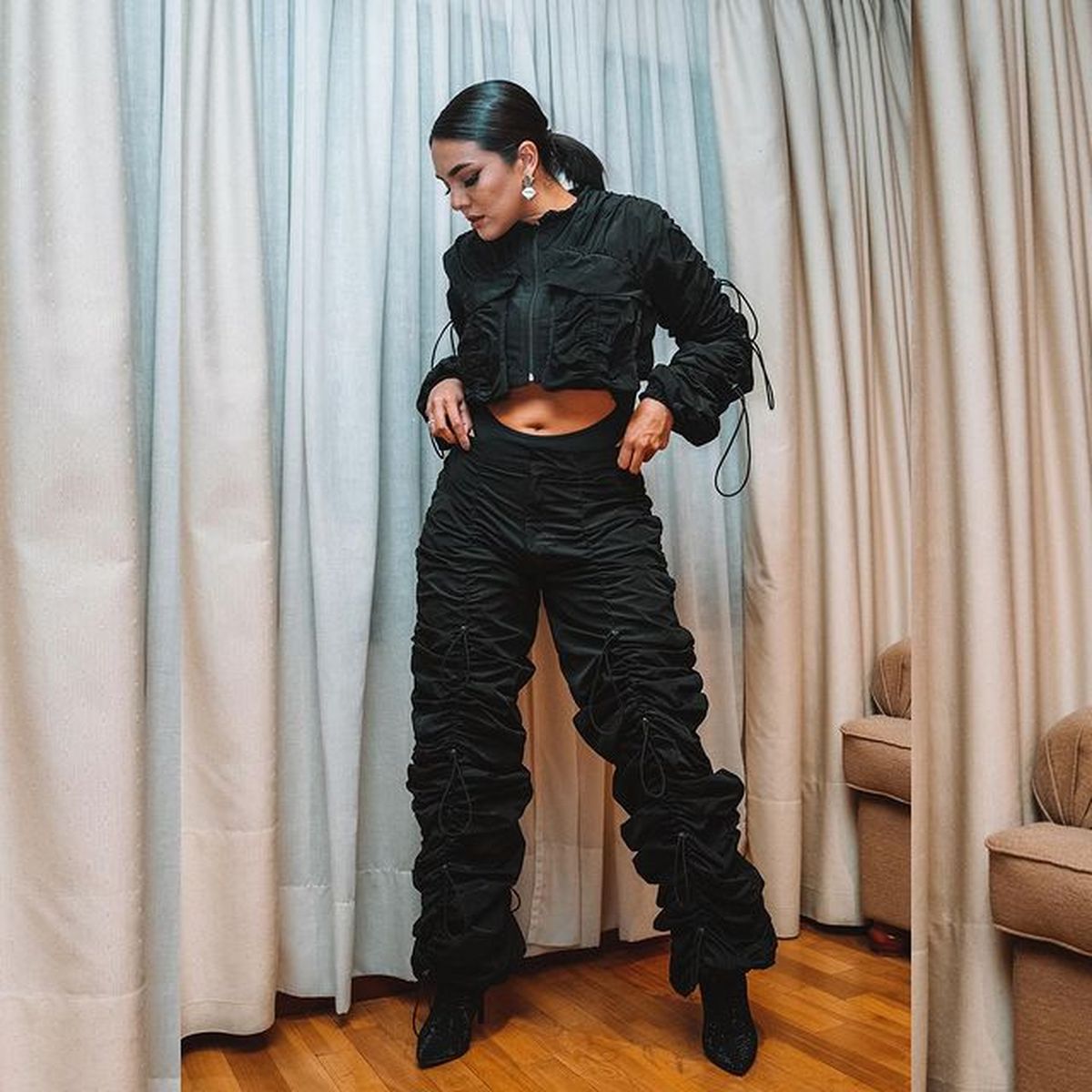 Pollerita y aberturas, Ángela Leiva llevó el look colegiala a nivel sublime