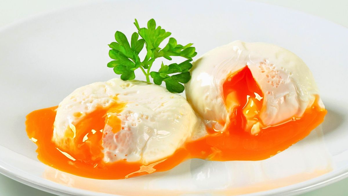 Huevo poché: la receta tradicional y la versión fácil con papel film ...