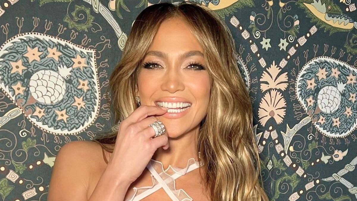 Desde la piscina, Jennifer Lopez enamora a sus 50 con 3 modelos de bikinis