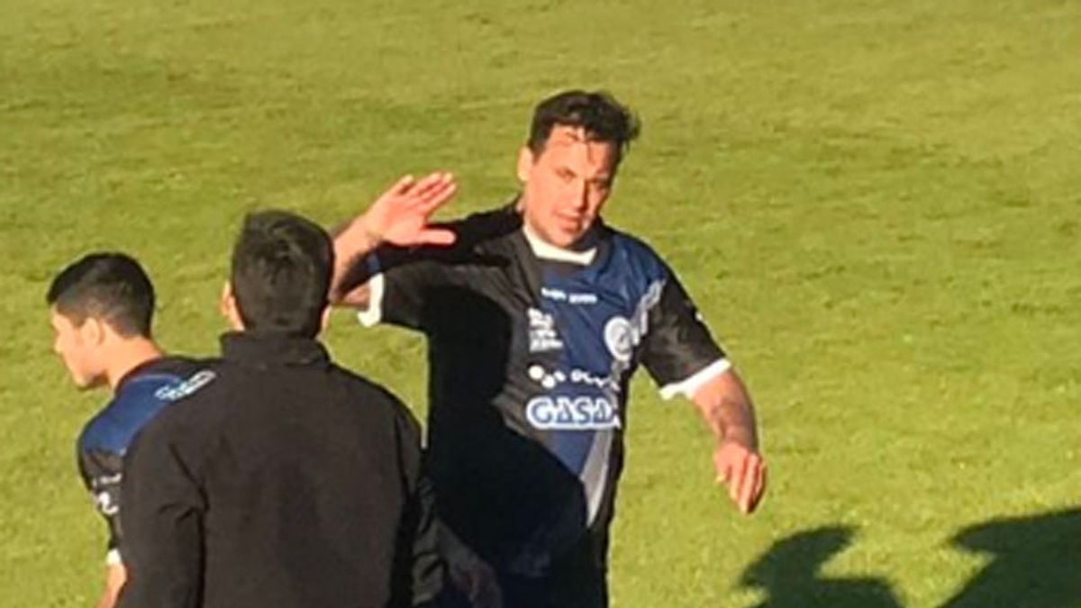 ¡Impresionante! El Ogro Fabbiani hizo su gol número 100 desde mitad de ...