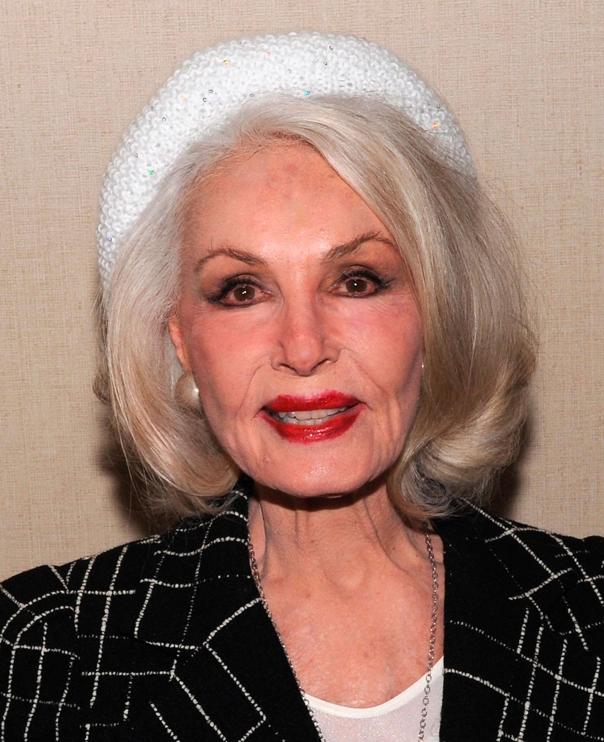 A 57 años de su estreno, así luce Julie Newmar, la primera Gatúbela en ...