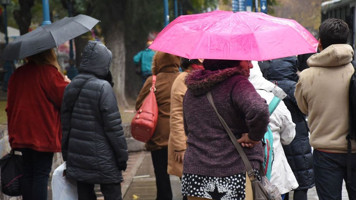 Los chaparrones y el aire fresco se mantienen sobre Mendoza