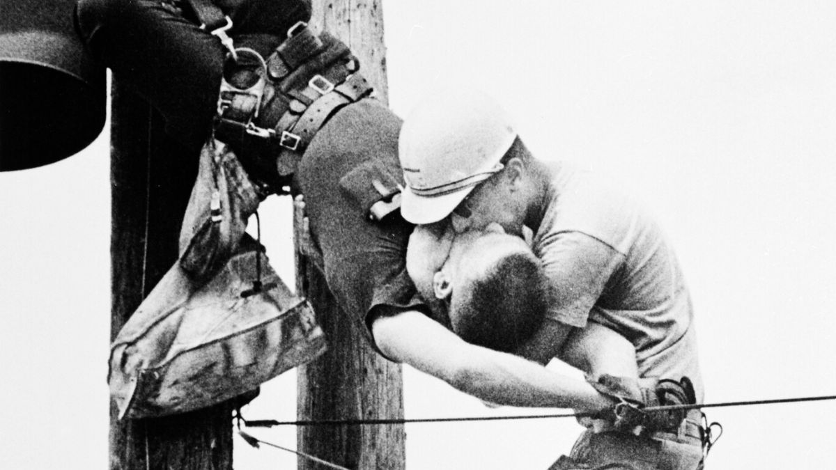 A 57 años de la fotografía El beso de la vida de Rocco Morabito, así ...