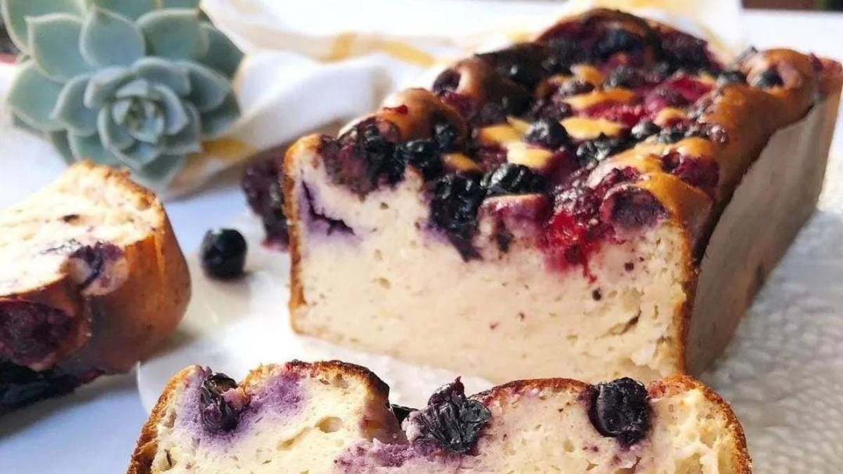 Recetas: exquisito budín proteico de frutos rojos y yogur sin harina