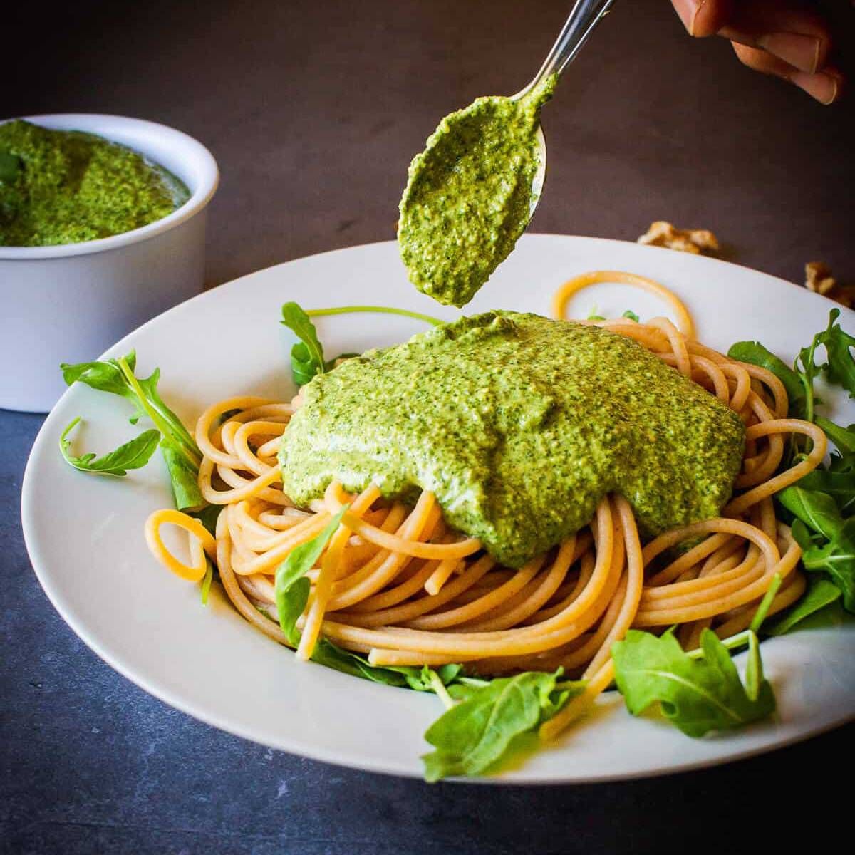 Pesto tradicional: la receta de la salsa cremosa con 6 ingredientes y ...