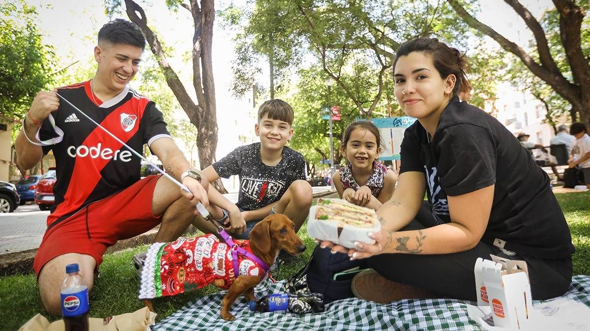 Sándwiches, tejo y música: el fenómeno creado por un mendocino que ...