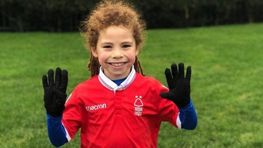 Azae, la niña inglesa que la rompe jugando al fútbol