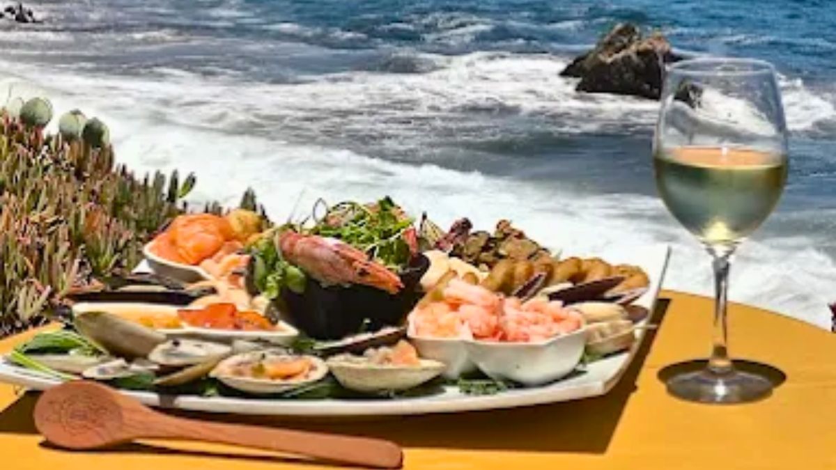El restaurante enfrente del mar donde un plato de pasta con mariscos ...