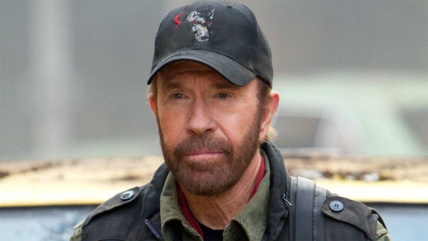 Chuck Norris se sube a un tanque en una base militar