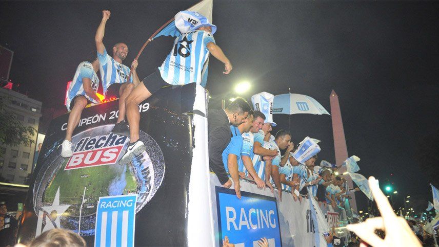 Hinchas y jugadores de Racing se congregaron en el Obelisco para festejar