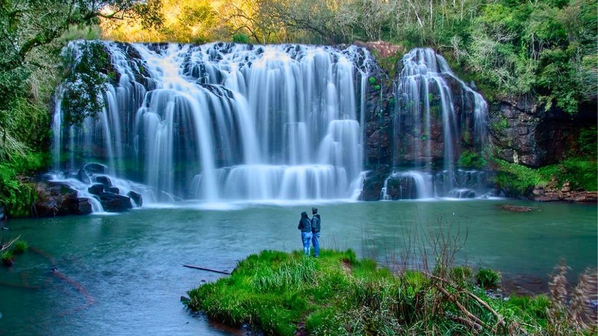 El pueblo de los 7 saltos y el laberinto de piedra más grande del país
