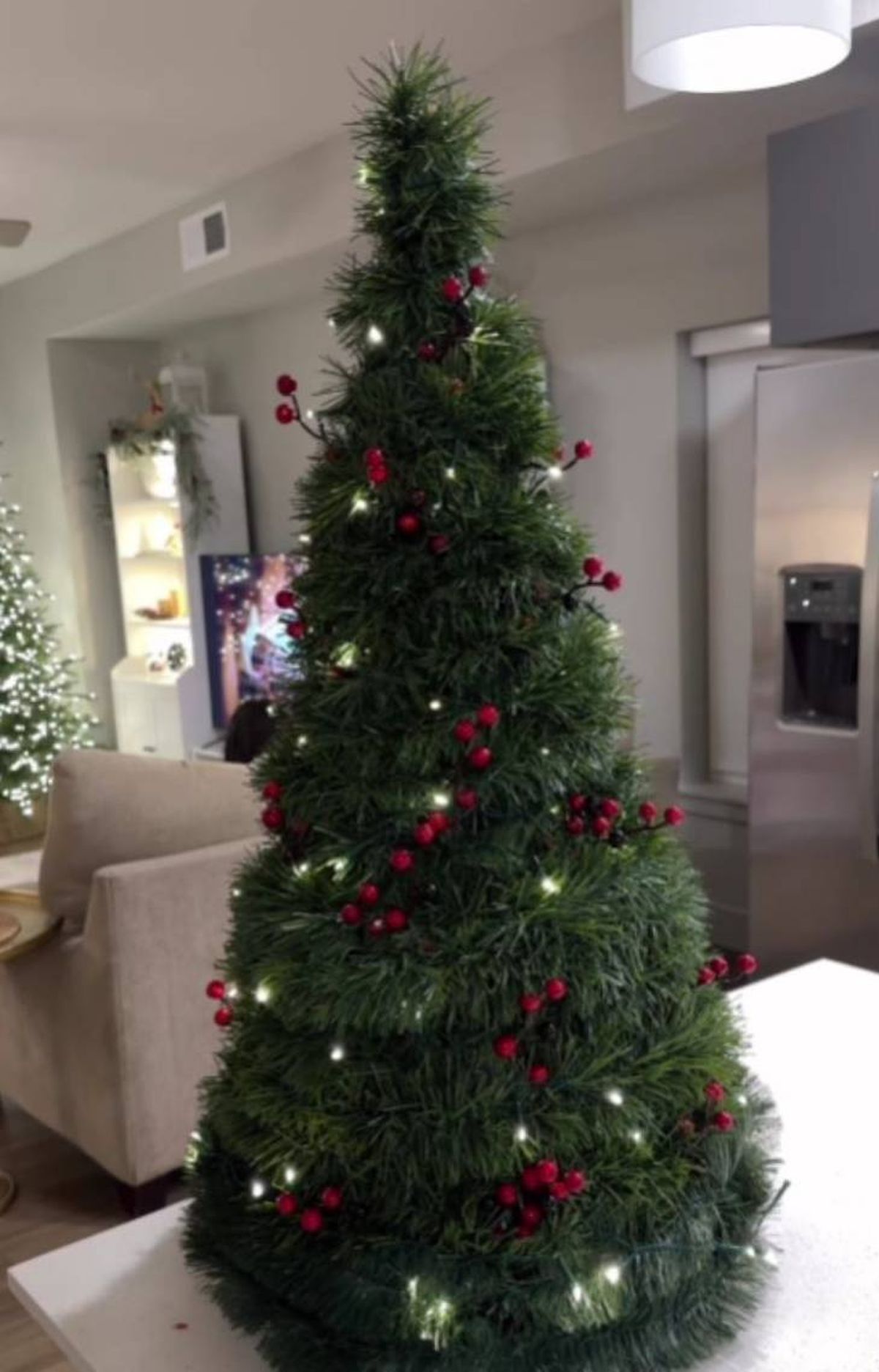 Sin gastar un peso, crea un hermoso pinito de Navidad reciclando un canasto