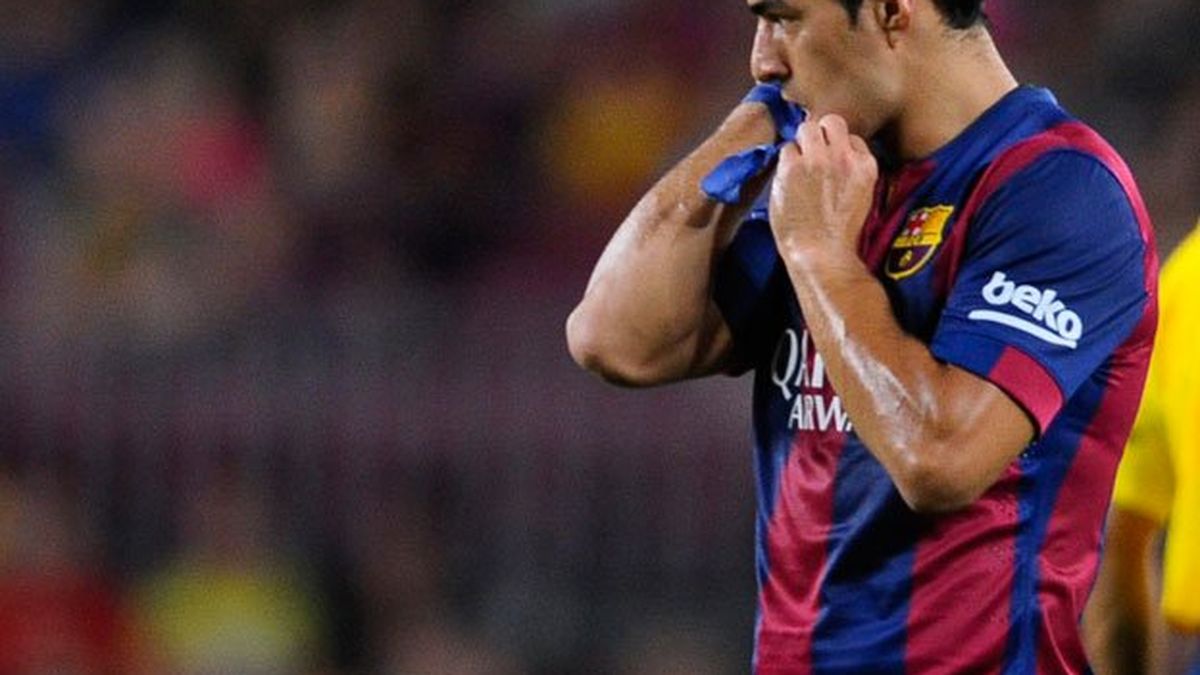 La primera mordida de Suárez con la camiseta del Barcelona