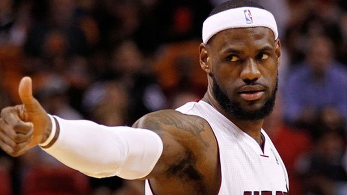 LeBron James le robó un beso a una aficionada en pleno partido