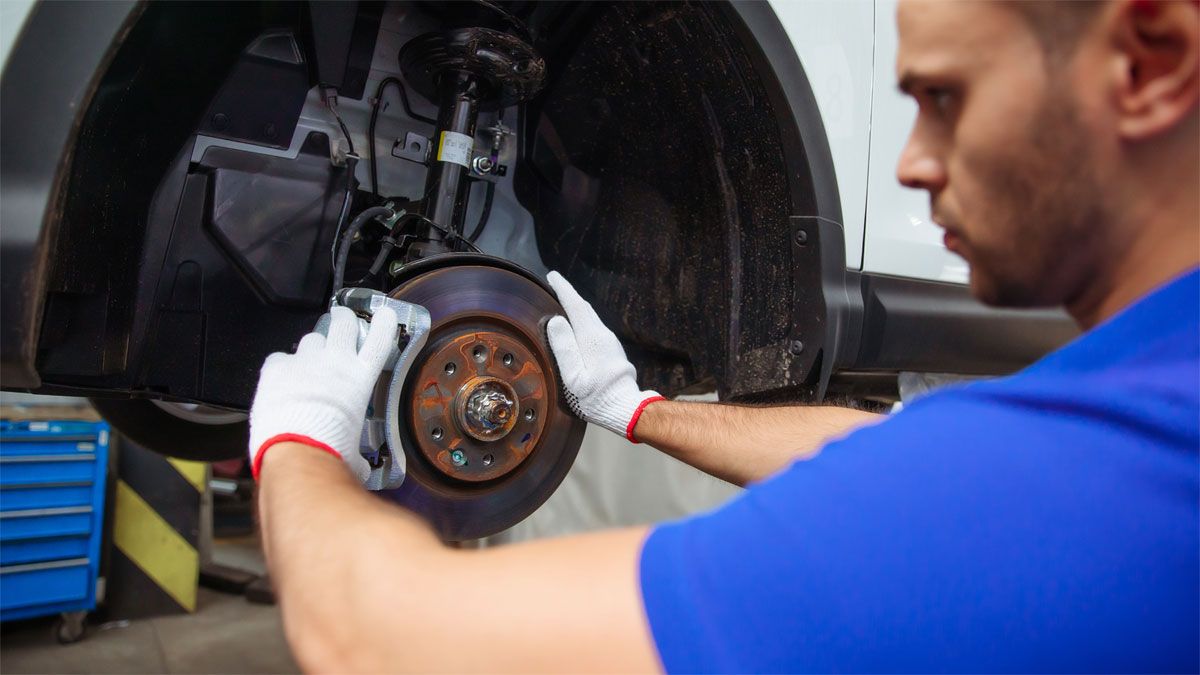 El auto hace ruido al frenar: cómo saber si es momento de cambiar las pastillas de freno