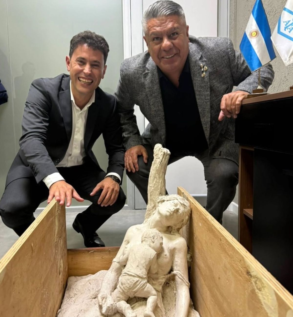 Martín Aveiro y el sanjuanino Jorge Chica le llevaron una escultura de ...