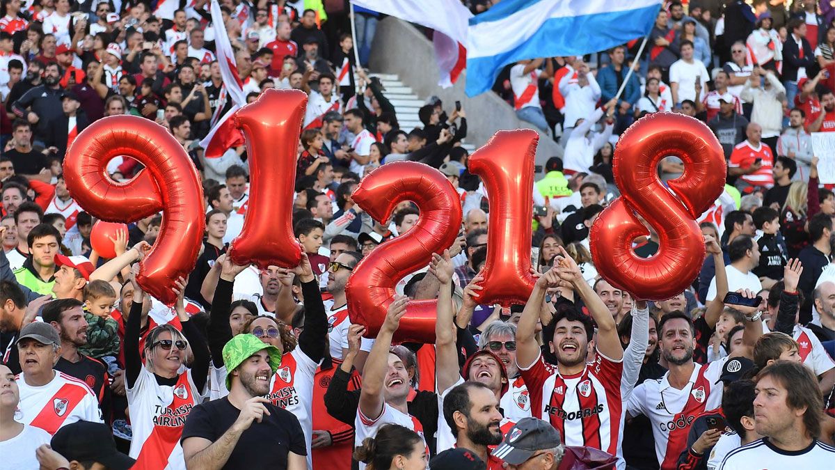 Los hinchas de River chicanearon a Boca en la fiesta millonaria