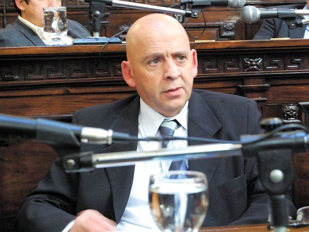 Raúl Guerra volvió a ocupar su banca aunque su mujer lo acusó de golpearla