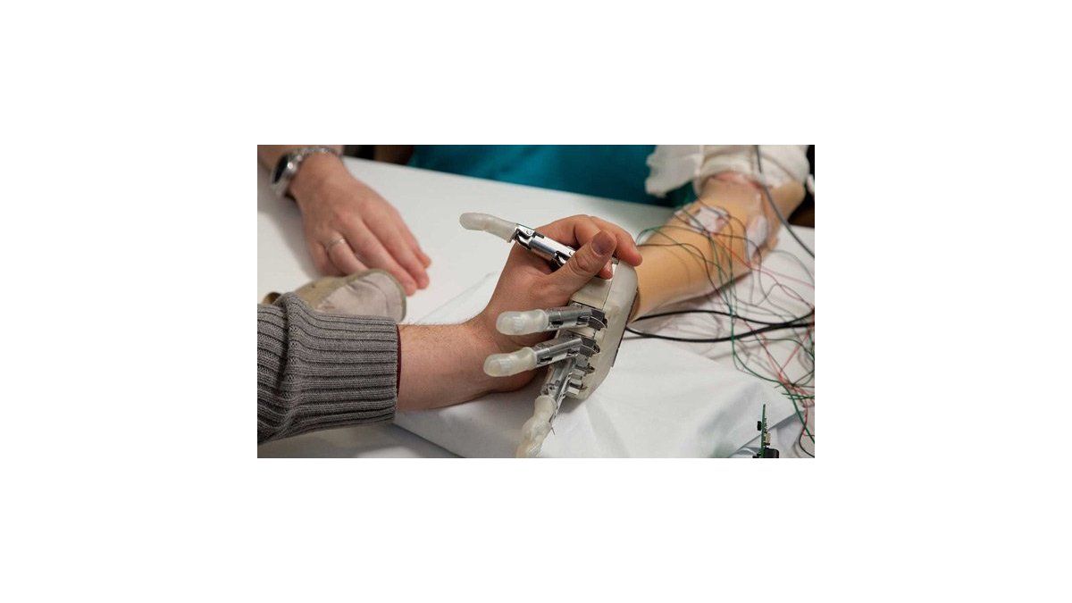 Expertos crean mano artificial con sentido del tacto