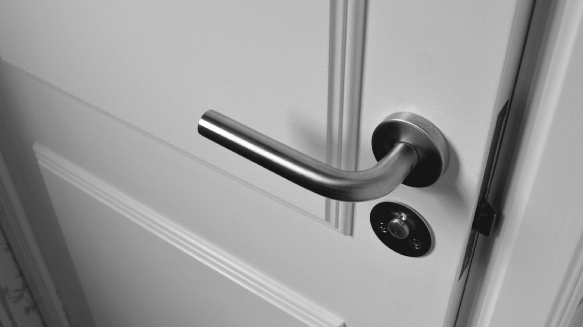 3 trucos para eliminar el ruido de las puertas de casa