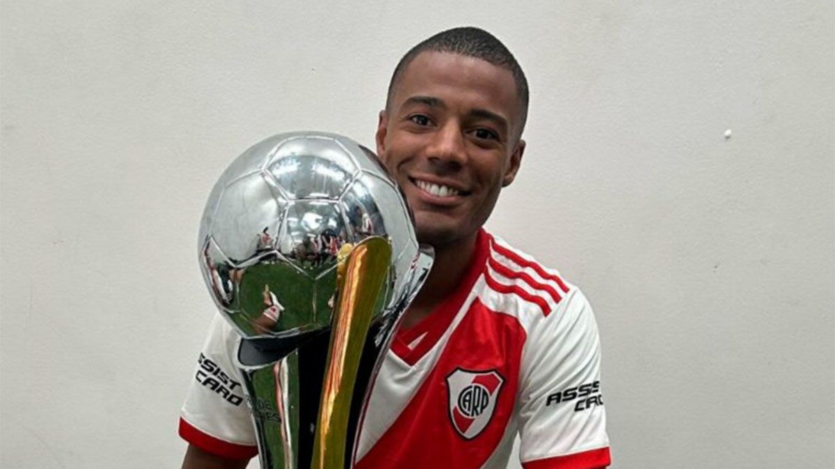 Nicolás De la Cruz posó con la camiseta de su nuevo club después de ...