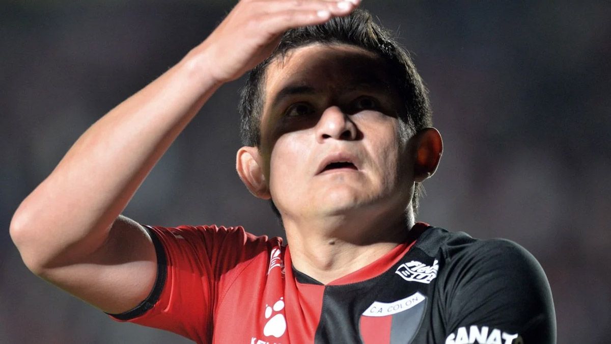 El líder Colón empató sin goles ante Argentinos