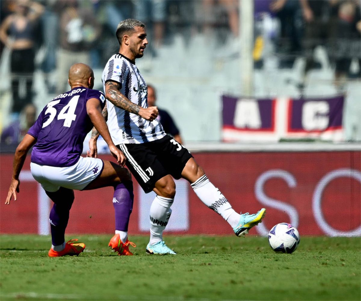 Leandro Paredes cometió un penal en su debut en la Juventus