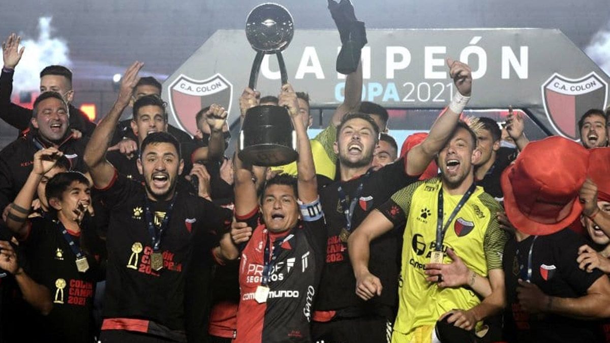¡Colón goleó a Racing y es el campeón!