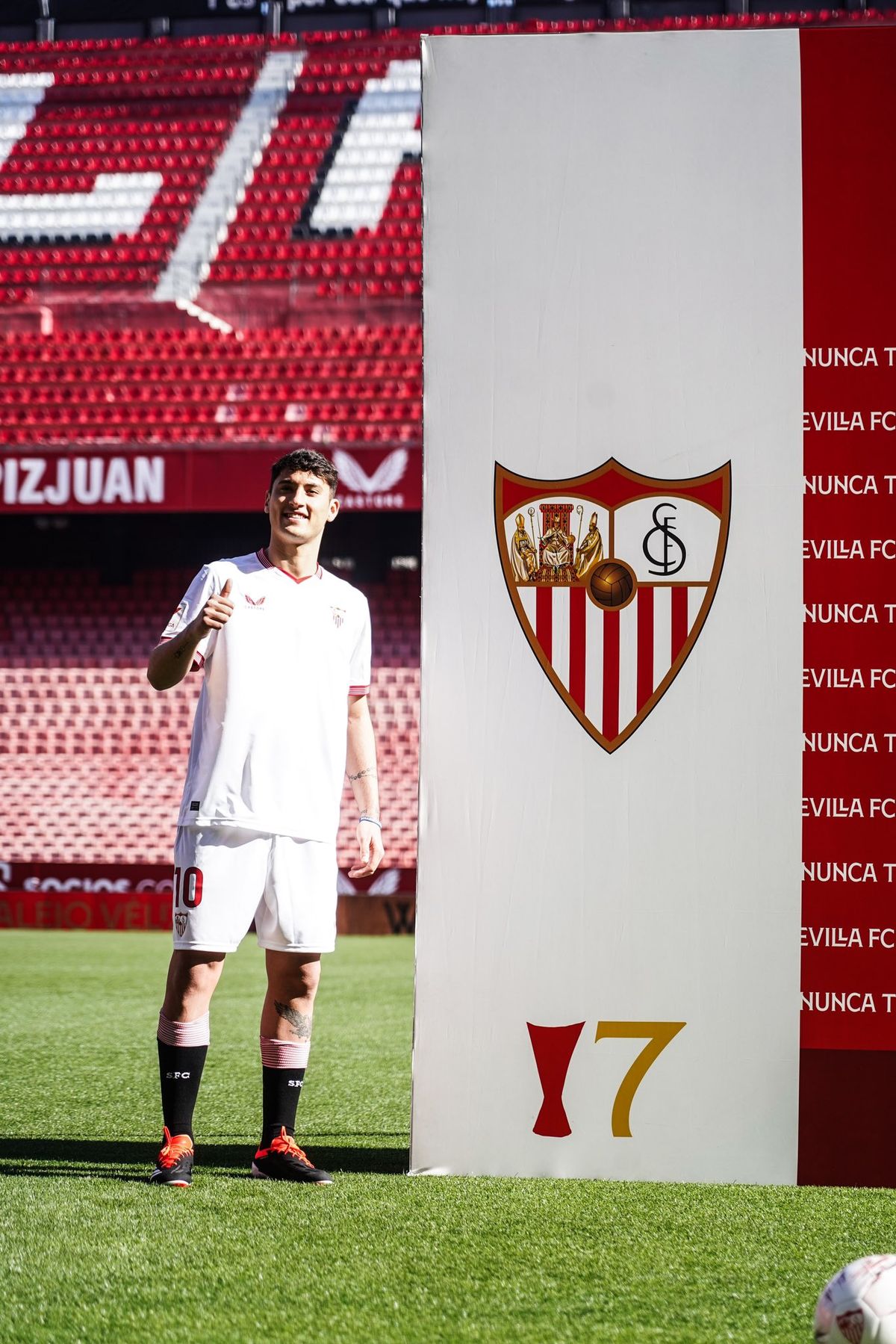 Por cuánto es el contrato de Alejo Véliz en el Sevilla de España