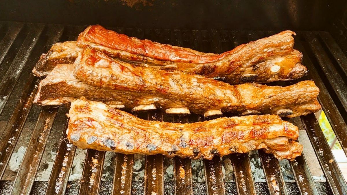 Asado de tira: el corte de carne que es un invento argentino y se cortó ...