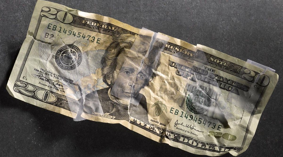 ¿Qué hacer con los dólares rotos o en mal estado?