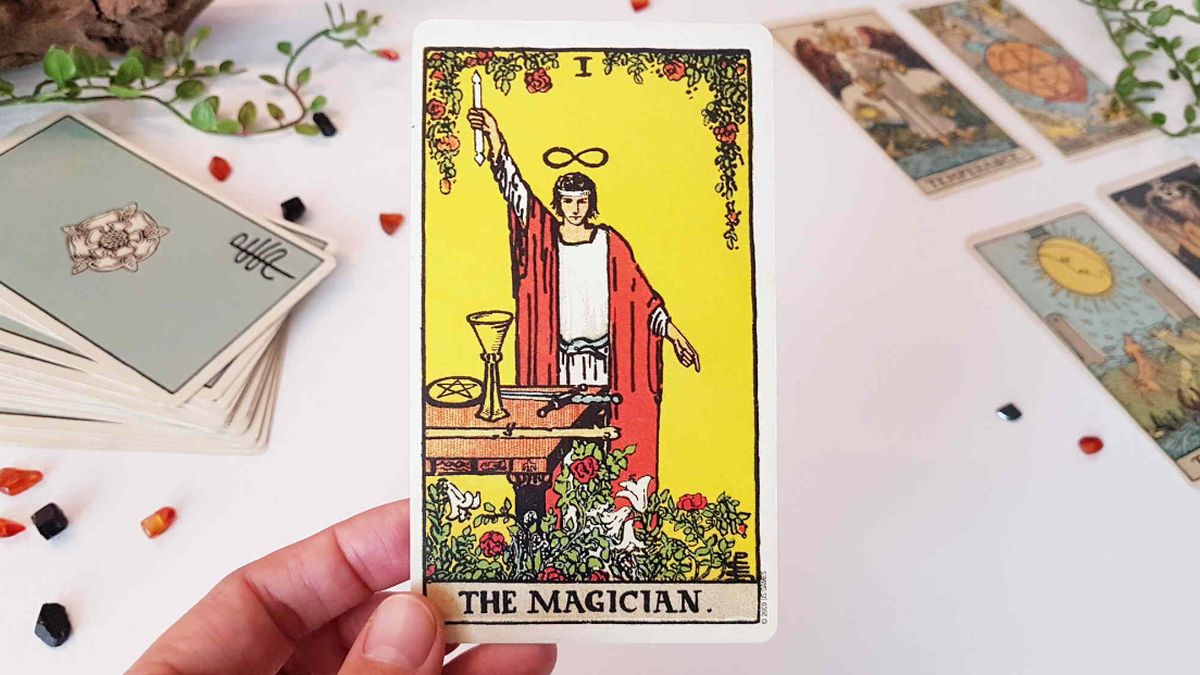 TAROT ENERO 2026: la carta elegida del mes y sus predicciones en AMOR ...