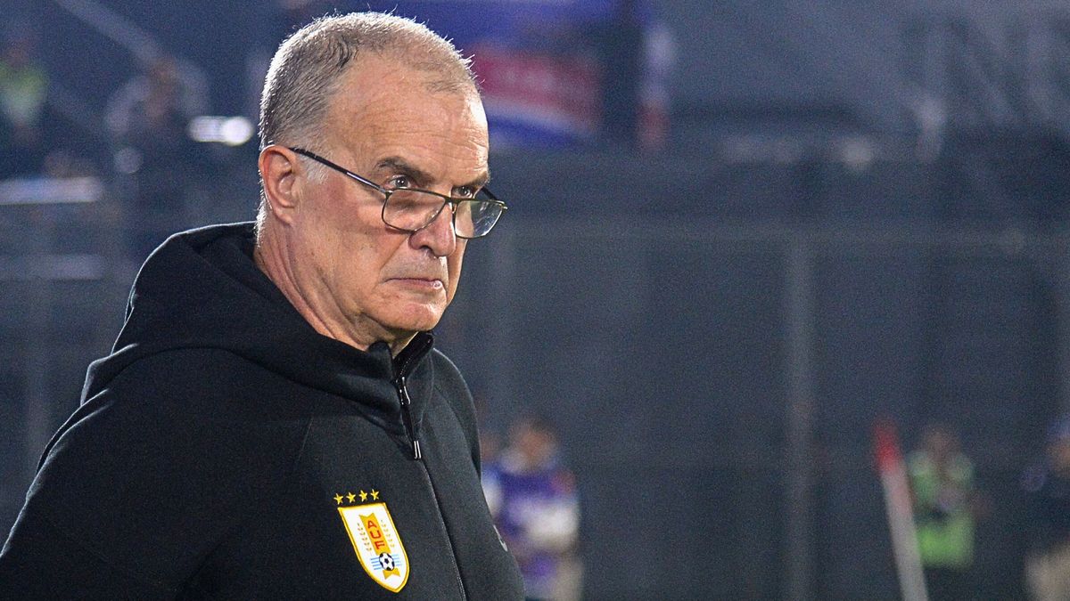 Marcelo Bielsa en su peor momento como DT de Uruguay en las ...