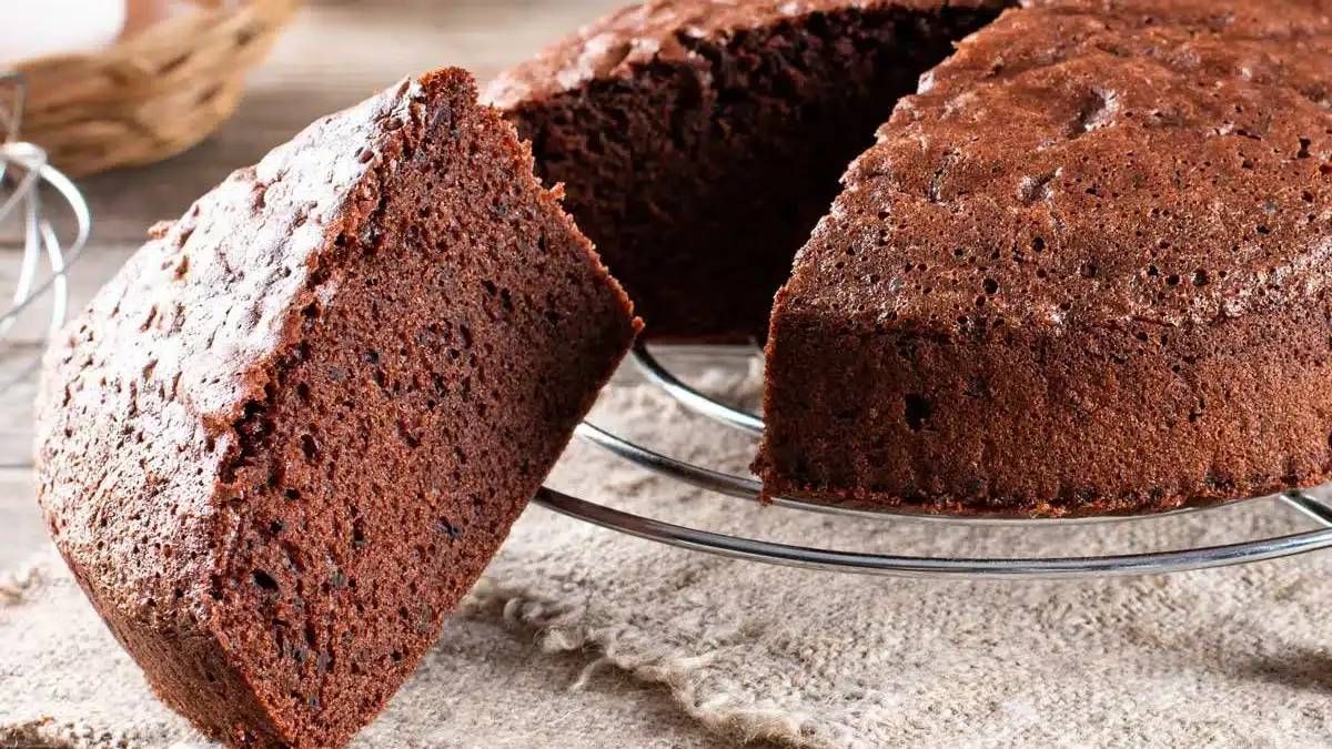 Bizcochuelo de chocolate, la receta con 4 ingredientes y en 35 minutos