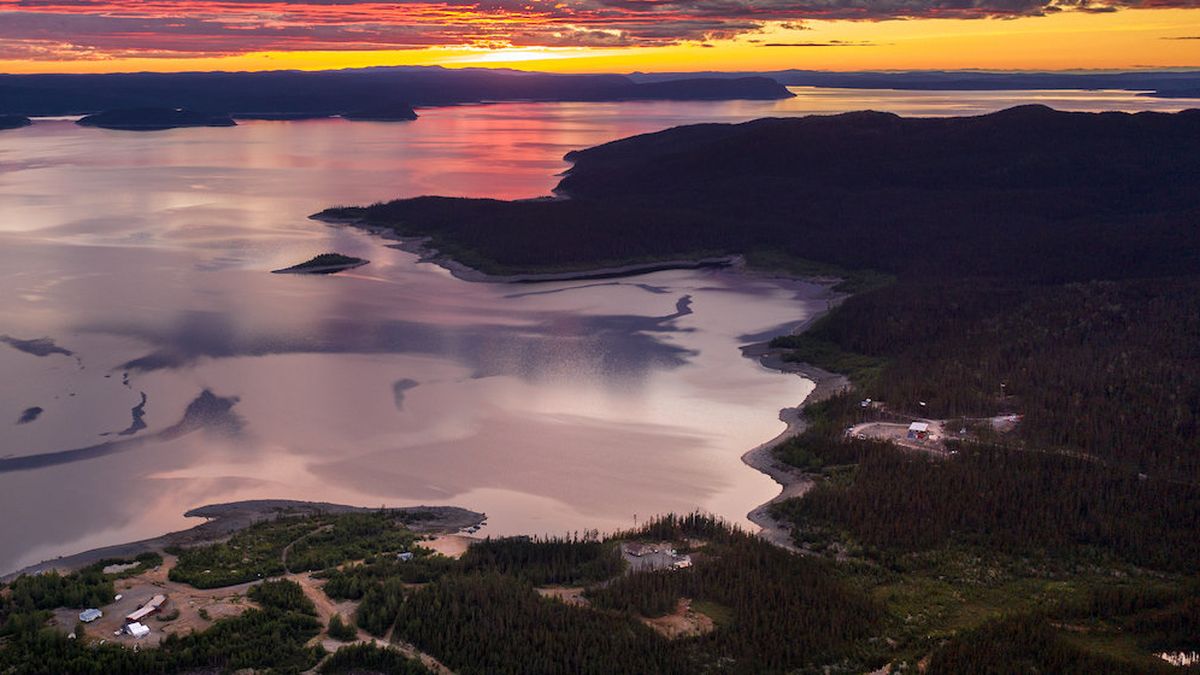 Es el segundo lago natural más grande de Quebec y fue creado por un ...